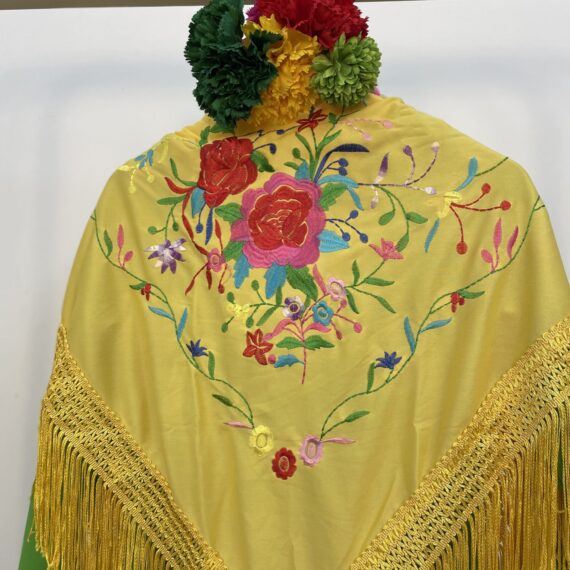Mantón Blanco Con Flores Rojas y Verdes, Con Dos Rosas. – Aires de ...